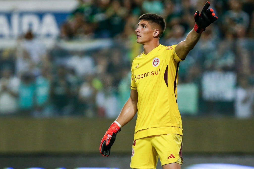 Imagem de Sergio Rochet desembarcando no Uruguai viraliza; veja