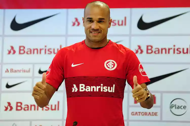 Você não vai acreditar na nova carreira de Roger, ex-centroavante do Inter