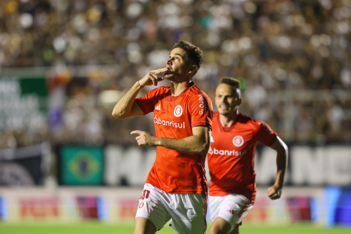 Alario arrasa! Borré se rende ao "melhor atacante do Brasil"