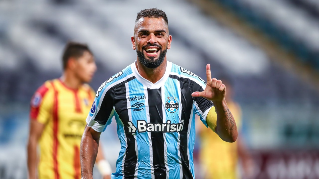 Maicon abandonou o Grêmio e agora virou dançarino de aniversário de 15 anos