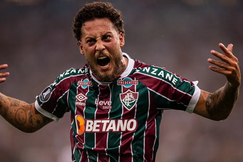 Guga já desembarcou em Porto Alegre para se apresentar como lateral