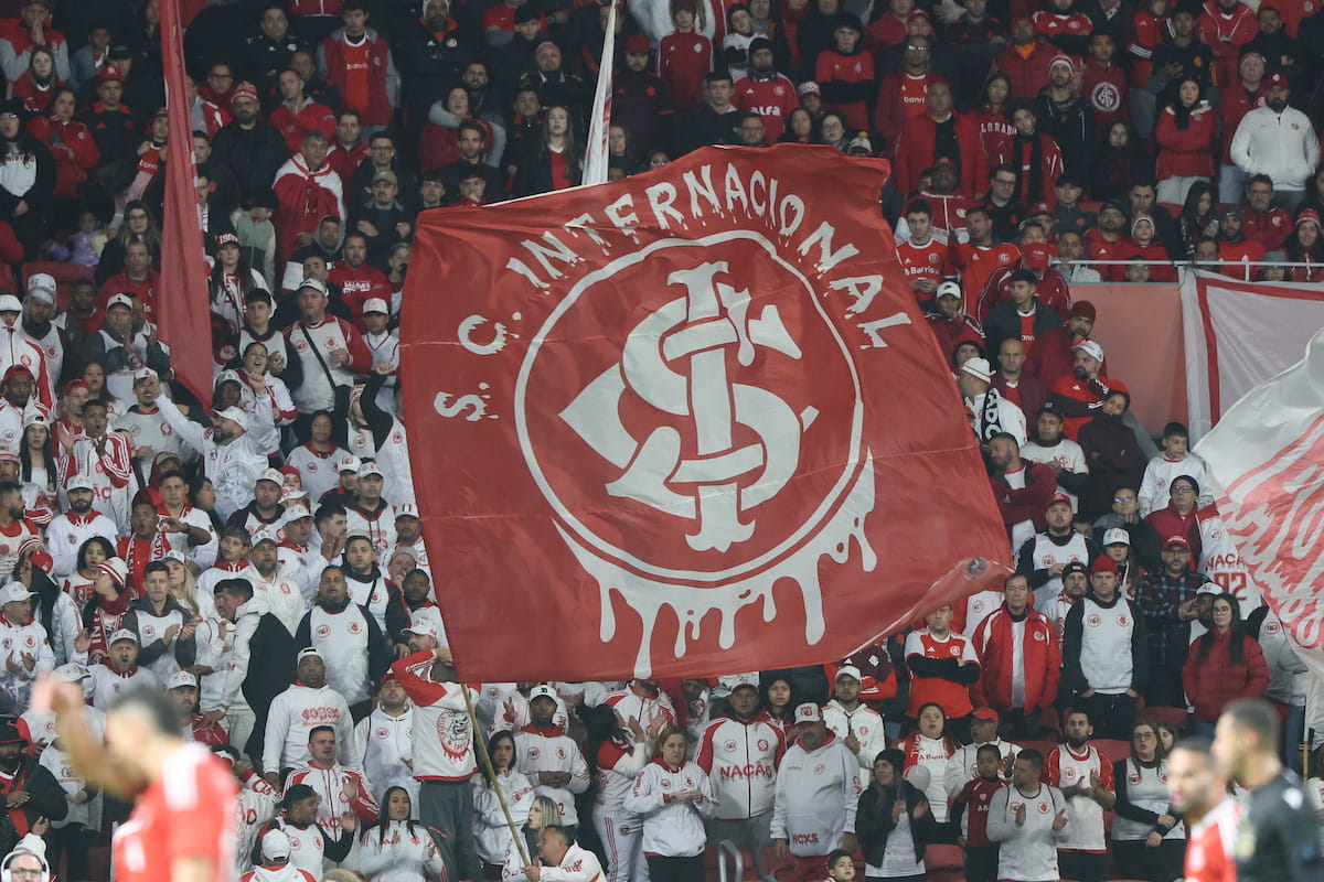 Torcida do Inter perde a linha e ataca equipe de jornalismo